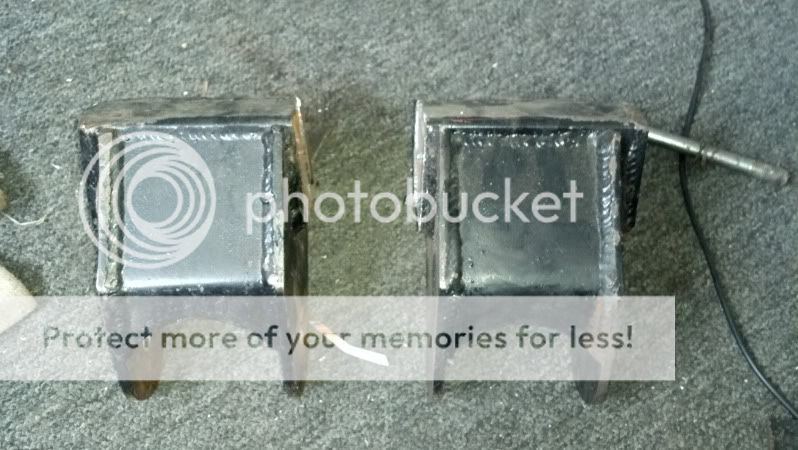 Front SAS spring hangers | Pirate 4x4